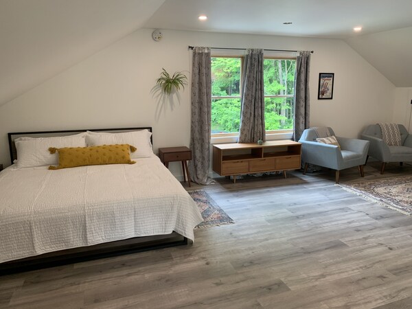 Brand New, Modern, Cozy Mountain Guest Suite - Waterbury Village Historic District