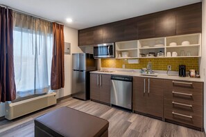 Camas de colchão pillowtop, secretária, cortinas/cortinados opacos