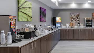 Café da manhã com buffet grátis todos os dias