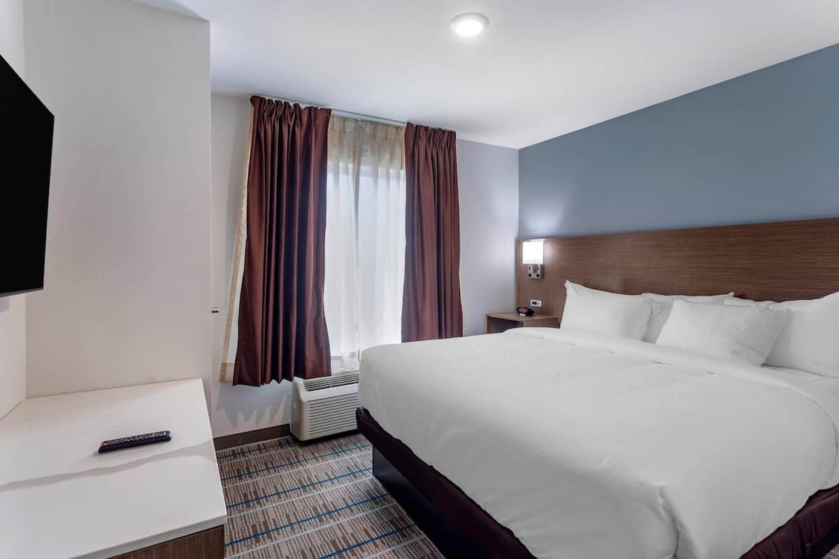 Camas de colchão pillowtop, secretária, cortinas/cortinados opacos