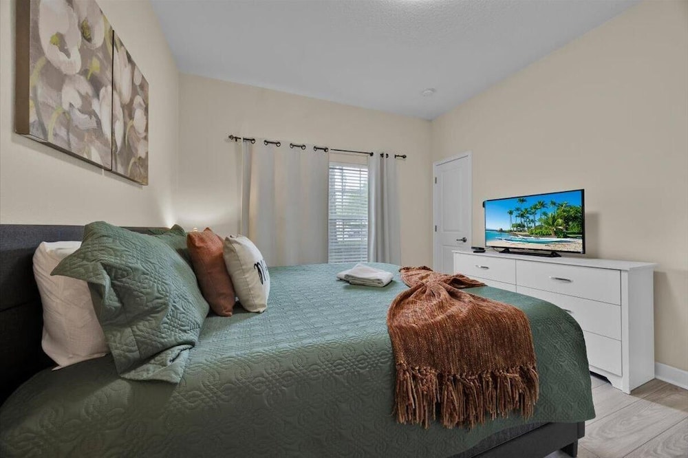 4906- Great Family Home Near Disney, Private Pool, Storey Lake Resort. - Orlando