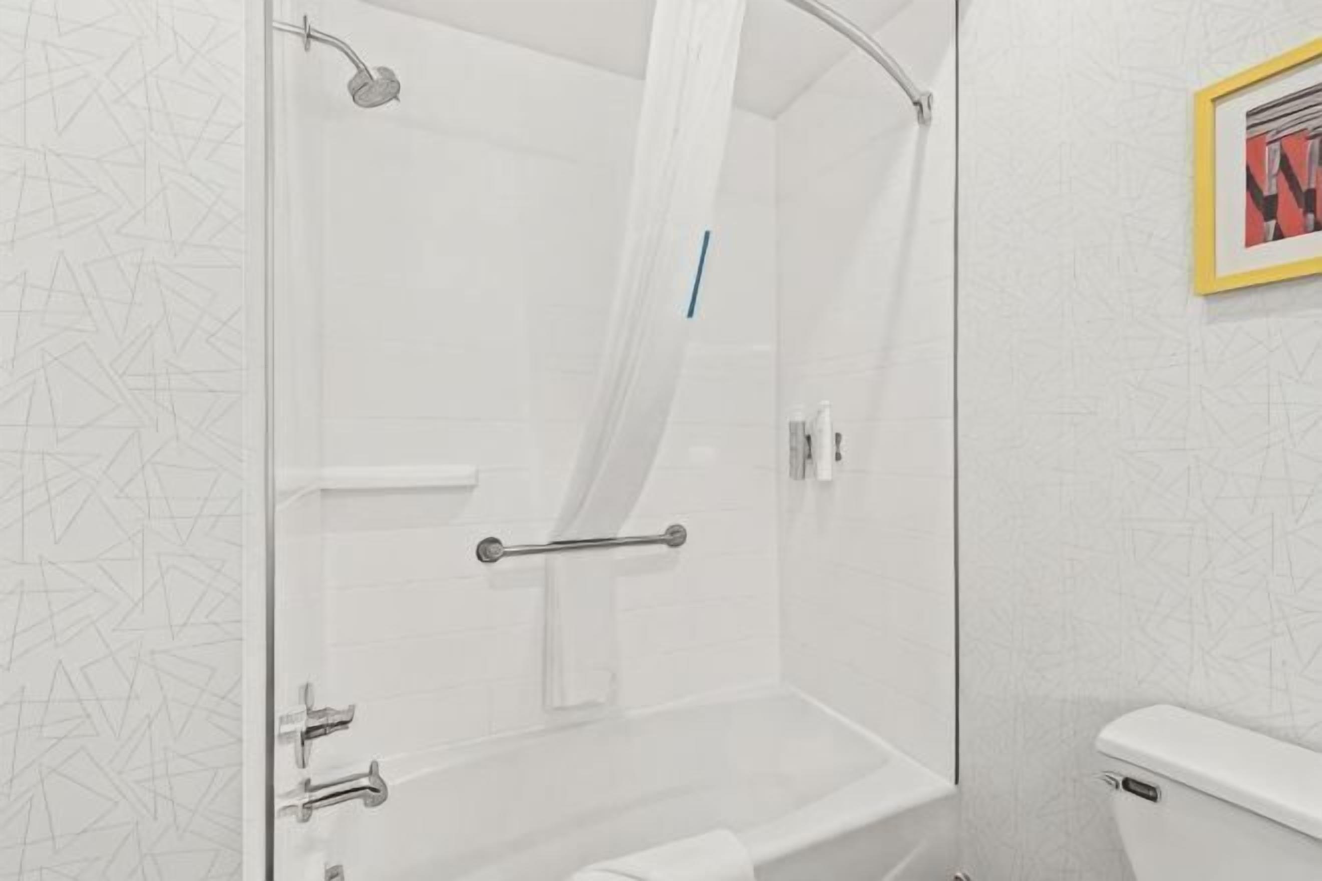 Ducha de hidromassagem, secador de cabelo, toalhas de banho, sabonete