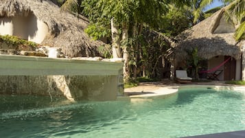 Piscina externa, funciona das 8h às 21h, guarda-sóis, espreguiçadeiras