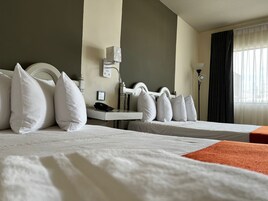 Quarto Duplo Deluxe, 2 camas queen-size | Secretária, secretária adequada para computadores portáteis 