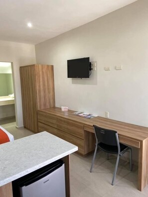 Quarto casal júnior, 2 camas Queen | Escrivaninha, espaço de trabalho para notebook, Wi-Fi de cortesia