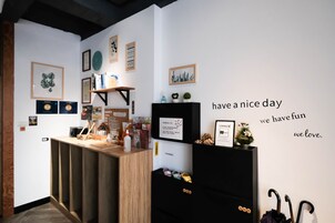 Área de estar no saguão