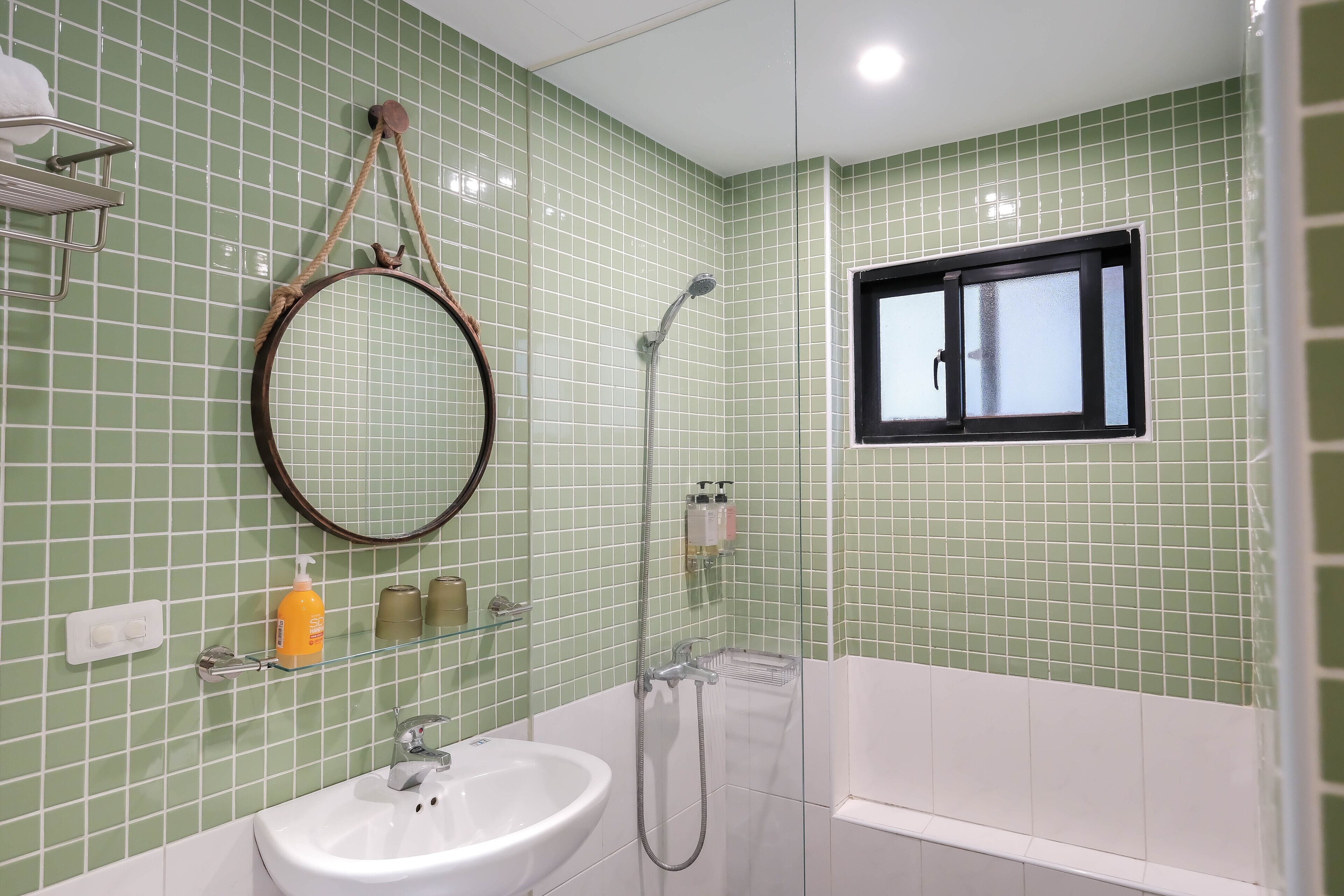 Quarto casal standard | Banheiro | Chuveiro, chuveiro com efeito de chuva, produtos de toalete grátis 