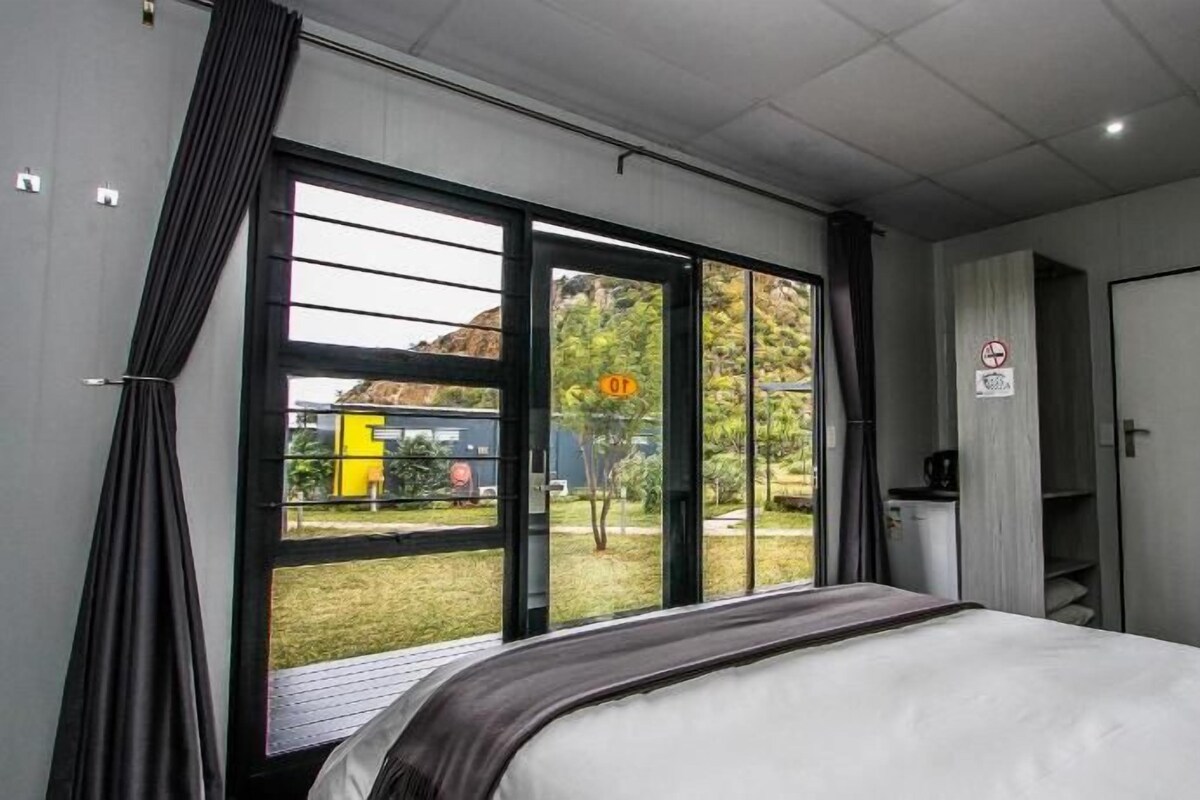 Frigobar, escrivaninha, espaço de trabalho para notebook, roupa de cama