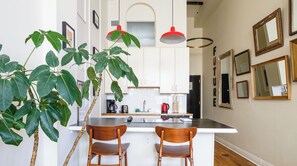 Um micro-ondas, uma máquina de lavar louça