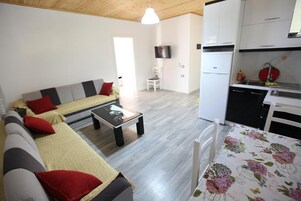 Apartamento, varanda | Quartos insonorizados, Wi-fi grátis, roupa de cama fornecida 