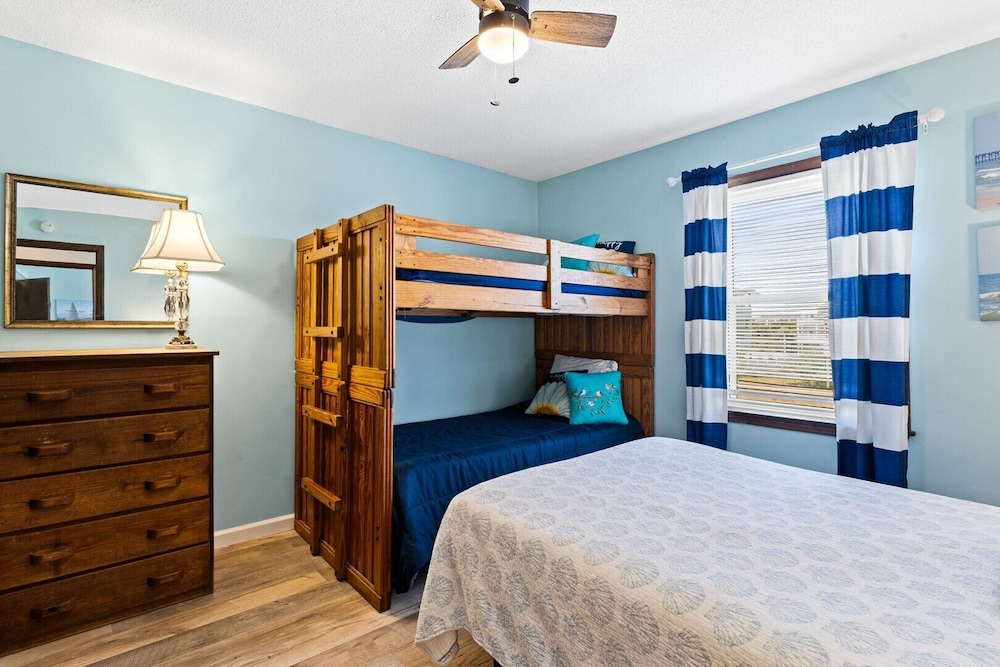 Dream Chaser / 505 W. Beach Drive - Coastal Vacation Resorts - Oak Island, NC