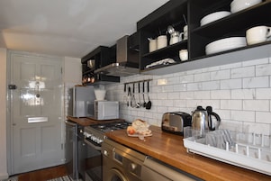 Casa de Campo Comfort | Cozinha privada | Um frigorífico, um micro-ondas, um forno, uma placa de cozinha 