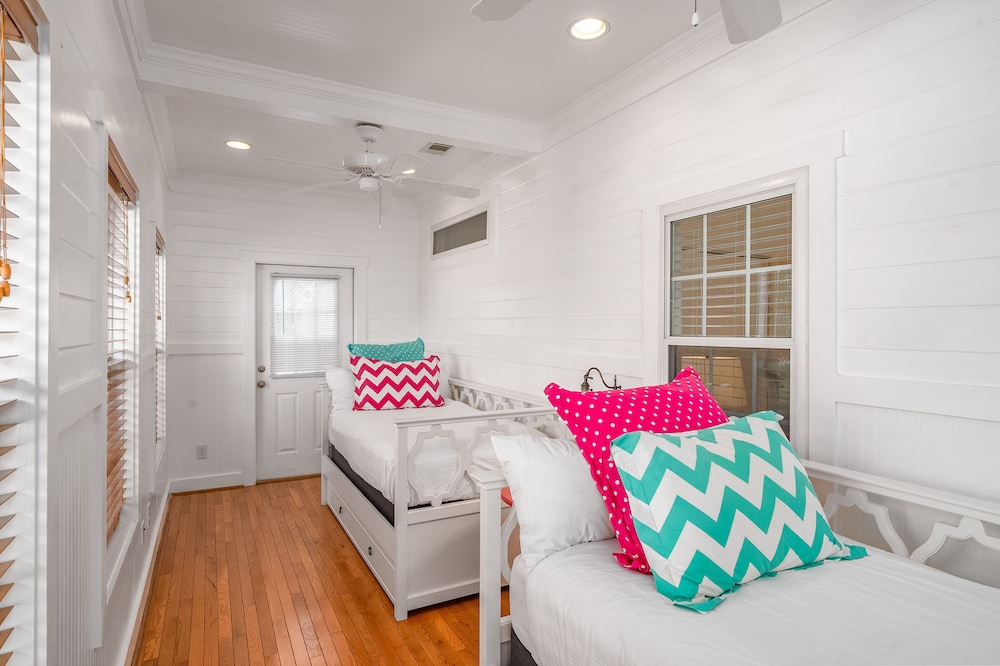 Contemporary Beach Home Near Back River For The Whole Crew By Tybee Cottages - Tybee Island, GA