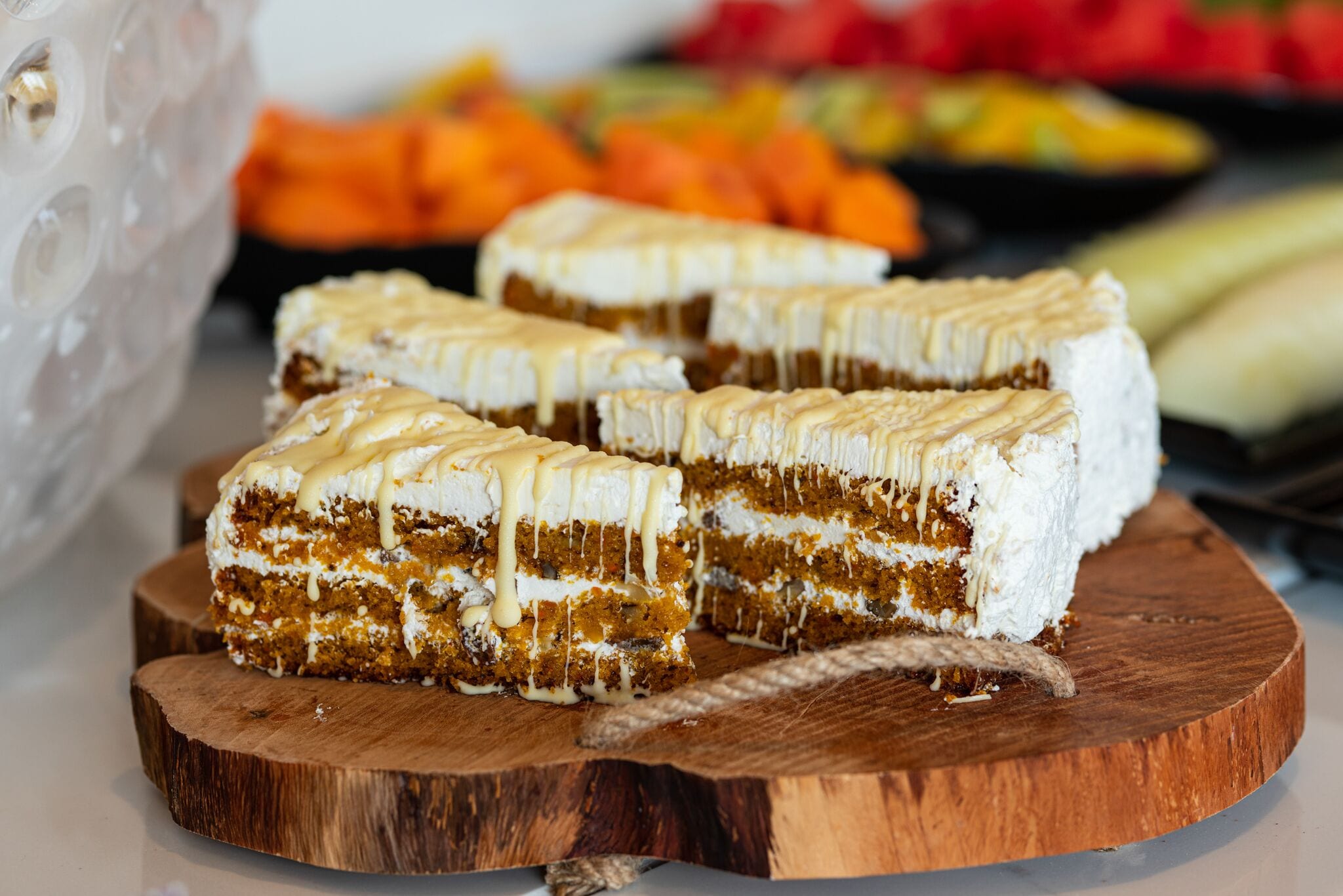 Uma tábua de madeira com uma sobremesa em camadas.
