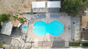 Piscina interior, piscina exterior, guarda-sóis, espreguiçadeiras 