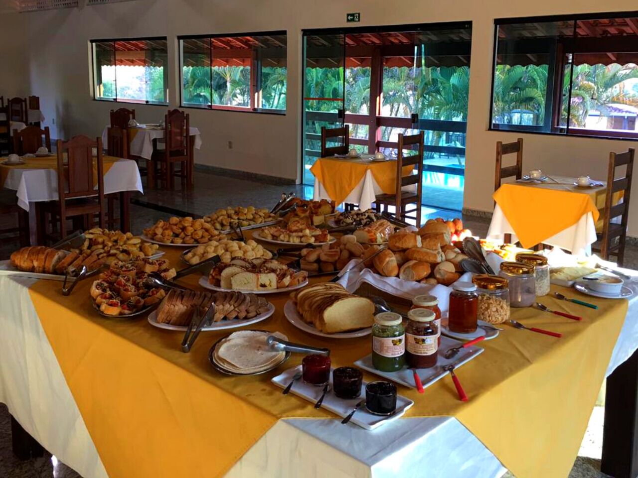 Café da manhã com buffet grátis todos os dias