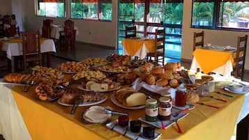 Café da manhã com buffet grátis todos os dias