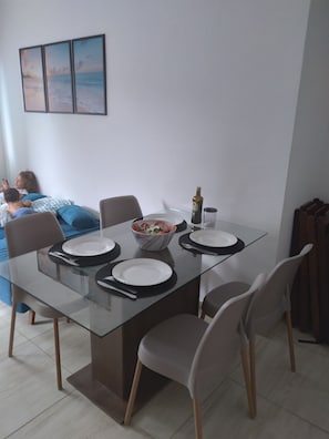 Apartamento família | Opções para refeição no quarto