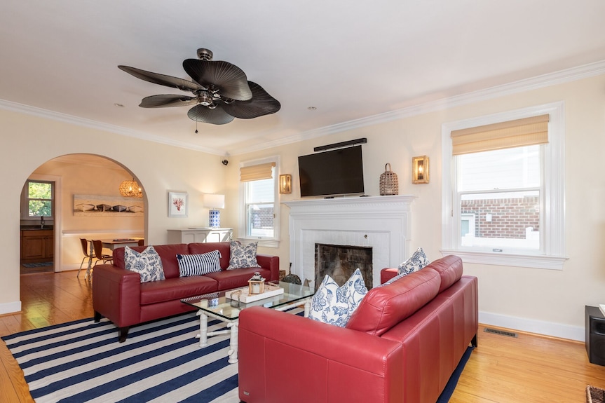 Charming 3 Br North End Beach Cottage One Block To The Beach - Private Parking + Private Backyard - バージニア州