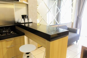 Quarto | Cozinha privada | Um frigorífico, um micro-ondas, uma placa de cozinha