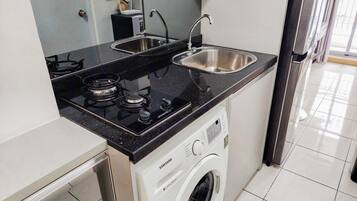 Quarto | Cozinha privada | Geladeira, cooktop, lava-louças, talheres/pratos/utensílios de cozinha