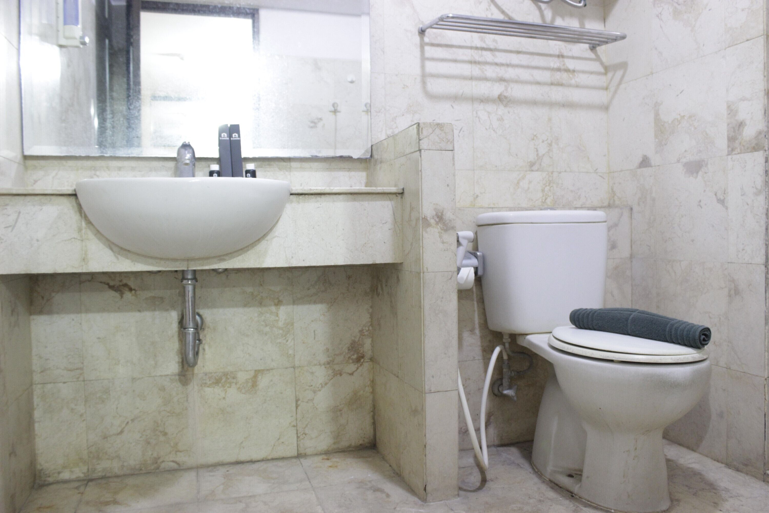 Quarto | Casa de banho | Um polibã, artigos de higiene pessoal grátis, toalhas fornecidas 