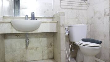 Quarto | Casa de banho | Um polibã, artigos de higiene pessoal grátis, toalhas fornecidas