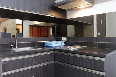 Quarto | 2 quartos, Wi-Fi de cortesia, roupa de cama. Deluxe & Comfy 2BR at Braga City Walk Apartment