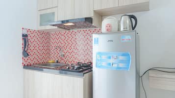 Quarto | Cozinha privada | Um frigorífico, uma placa de cozinha, utensílios de cozinha