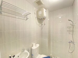 Quarto | Casa de banho | Um polibã, artigos de higiene pessoal grátis, toalhas fornecidas 