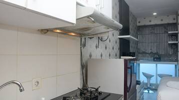 Quarto | Cozinha privada | Geladeira, cooktop, talheres/pratos/utensílios de cozinha