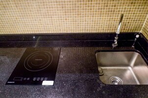 Quarto | Cozinha privada | Um frigorífico, uma placa de cozinha, utensílios de cozinha 