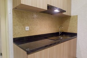 Quarto | Cozinha privada | Um frigorífico, uma placa de cozinha, utensílios de cozinha 