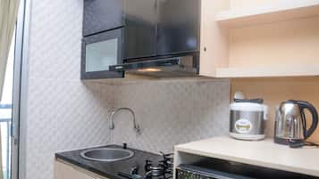 Quarto | Cozinha privada | Um frigorífico, uma placa de cozinha, utensílios de cozinha