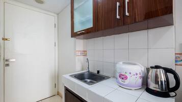 Quarto | Cozinha privada | Um frigorífico, uma placa de cozinha, uma máquina de lavar louça