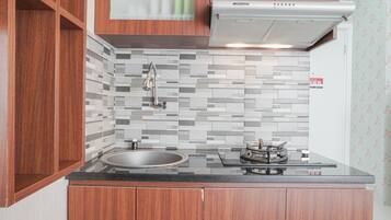 Quarto | Cozinha privada | Um frigorífico, uma placa de cozinha, utensílios de cozinha