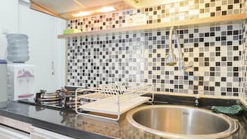 Quarto | Cozinha privada | Geladeira, cooktop, talheres/pratos/utensílios de cozinha