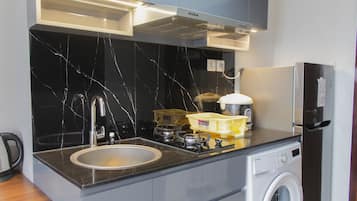 Quarto | Cozinha privada | Um frigorífico, uma placa de cozinha, uma chaleira elétrica