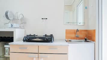 Quarto | Cozinha privada | Um frigorífico, uma placa de cozinha, uma chaleira elétrica