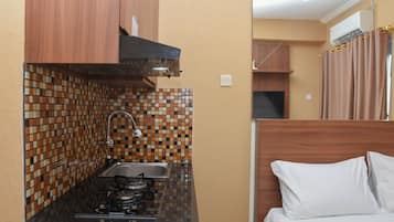 Quarto | Cozinha privada | Um frigorífico, uma placa de cozinha, utensílios de cozinha