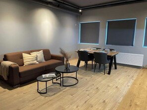 Apartamento clássico | Área de estar | TV de plasma 40 polegadas com canais a cabo, TV