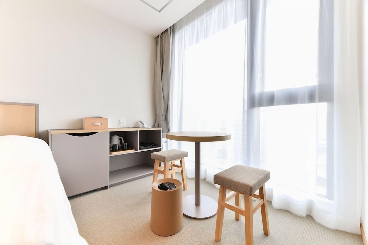 Edredões de penas, secretária, Wi-fi grátis, roupa de cama fornecida 