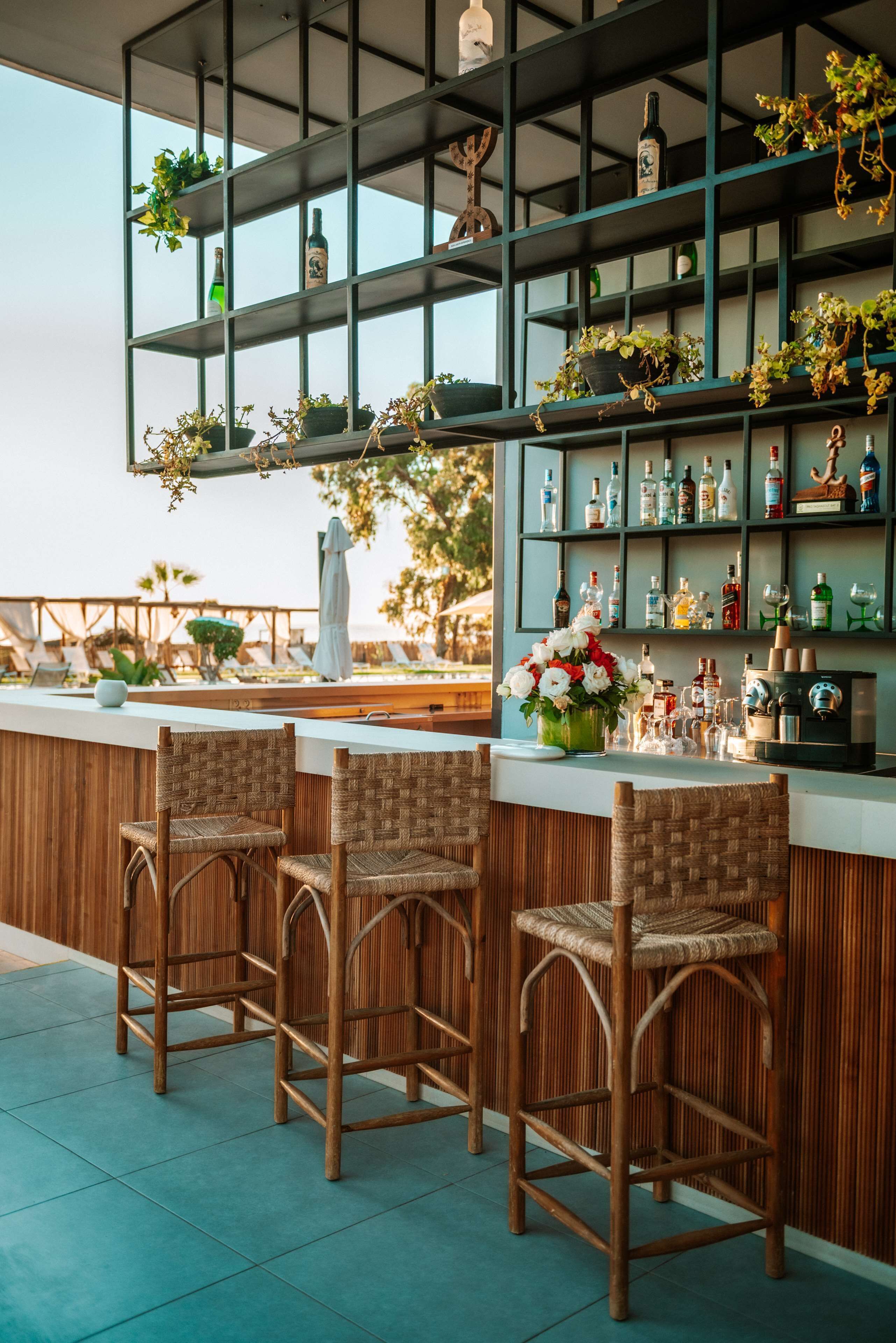 2 bares/lounges, um bar junto à piscina 