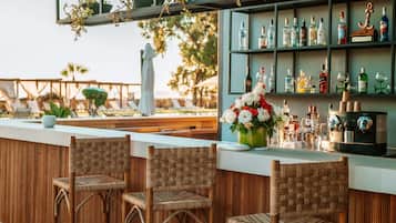 2 bares/lounges, um bar junto à piscina