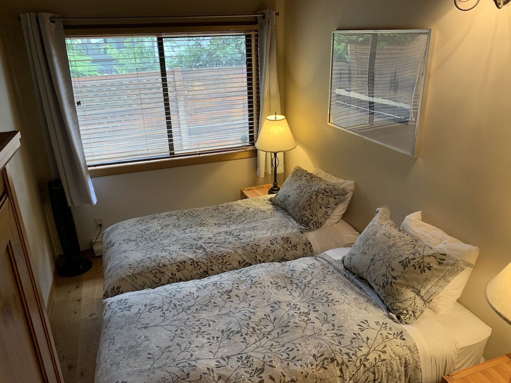 Valhalla Ski Chalet- Hottub, Short Walk To Village And Lifts - Whistler