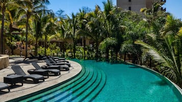 10 piscinas externas, guarda-sóis, espreguiçadeiras