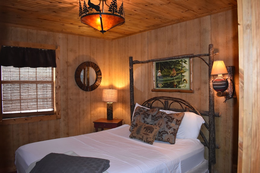 Cozy Tree House Cabin -Mins. From Branson-bfst-hot Tub-winery-brewery - 미주리