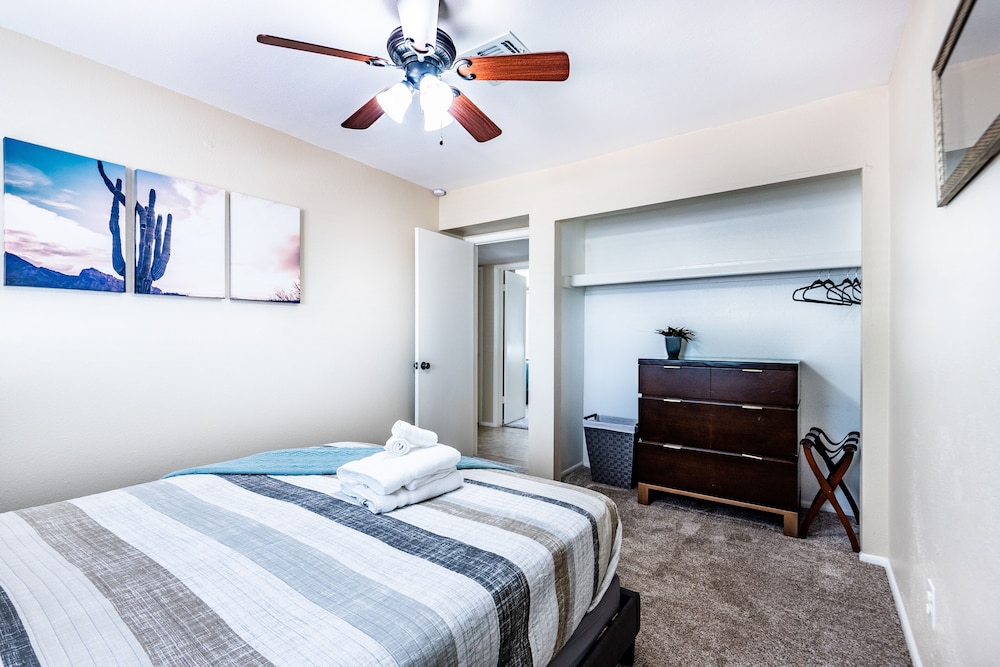 Resort Style Backyard- Heated Pool, Putting Green, Outdoor Tv And Pool Table. - Glendale, AZ
