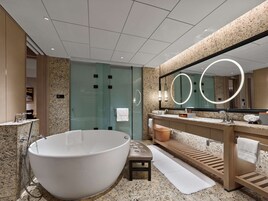 Suíte luxo, 1 cama King | Banheiro | Chuveiro com efeito de chuva, produtos de toalete grátis