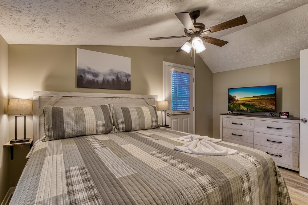 Secluded 4br/ 2ba Chalet Near Dollywood! Hot Tub, Wi-fi, Games - Pigeon Forge, TN